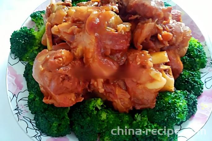 The method of braising elbows in red - Chinese recipe