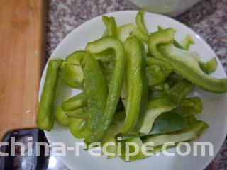 The recipe for stir frying pork belly with green peppers - Chinese recipe